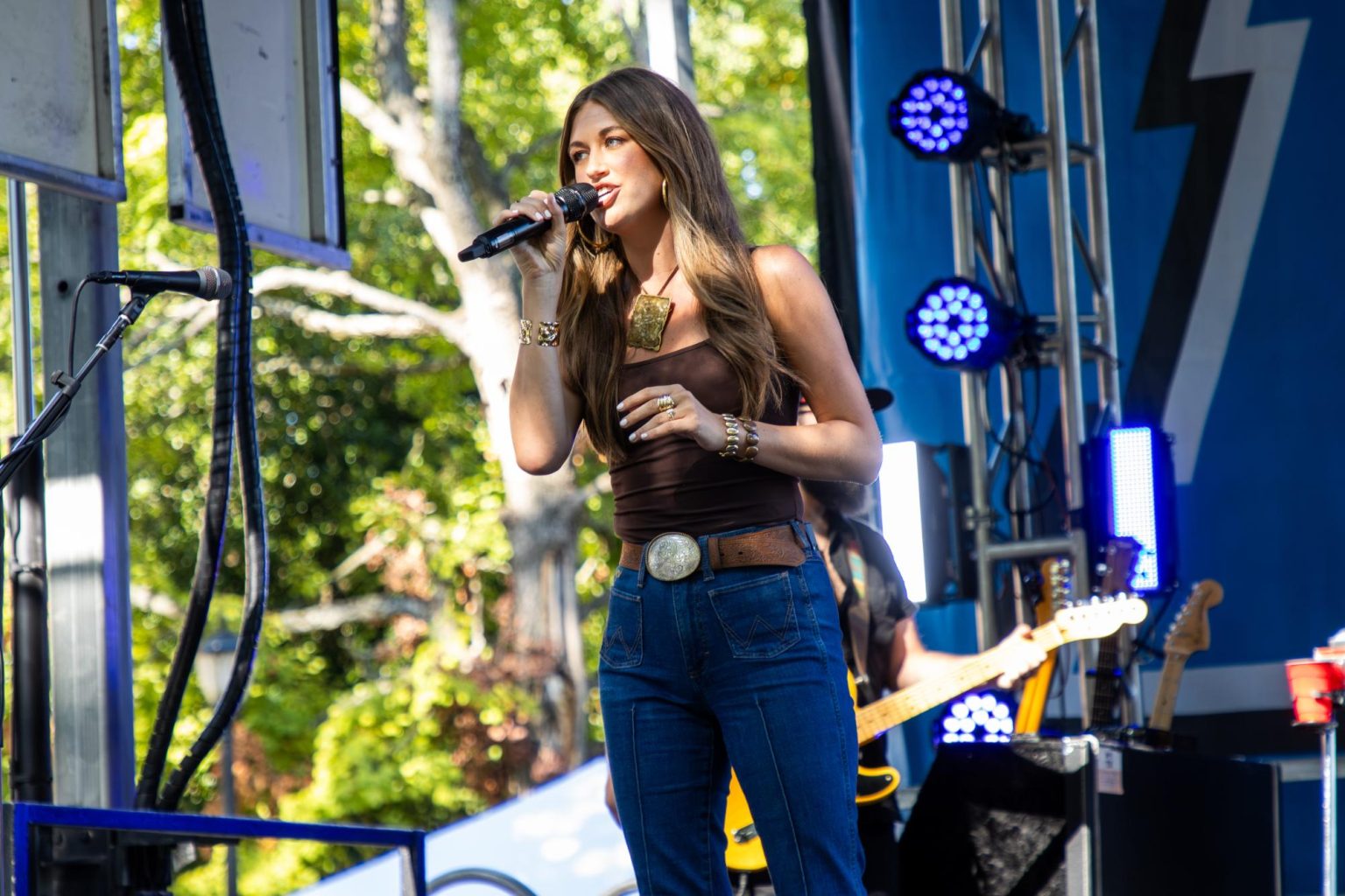 Country star kicks off Party in the Grove while soaking up the sun ...